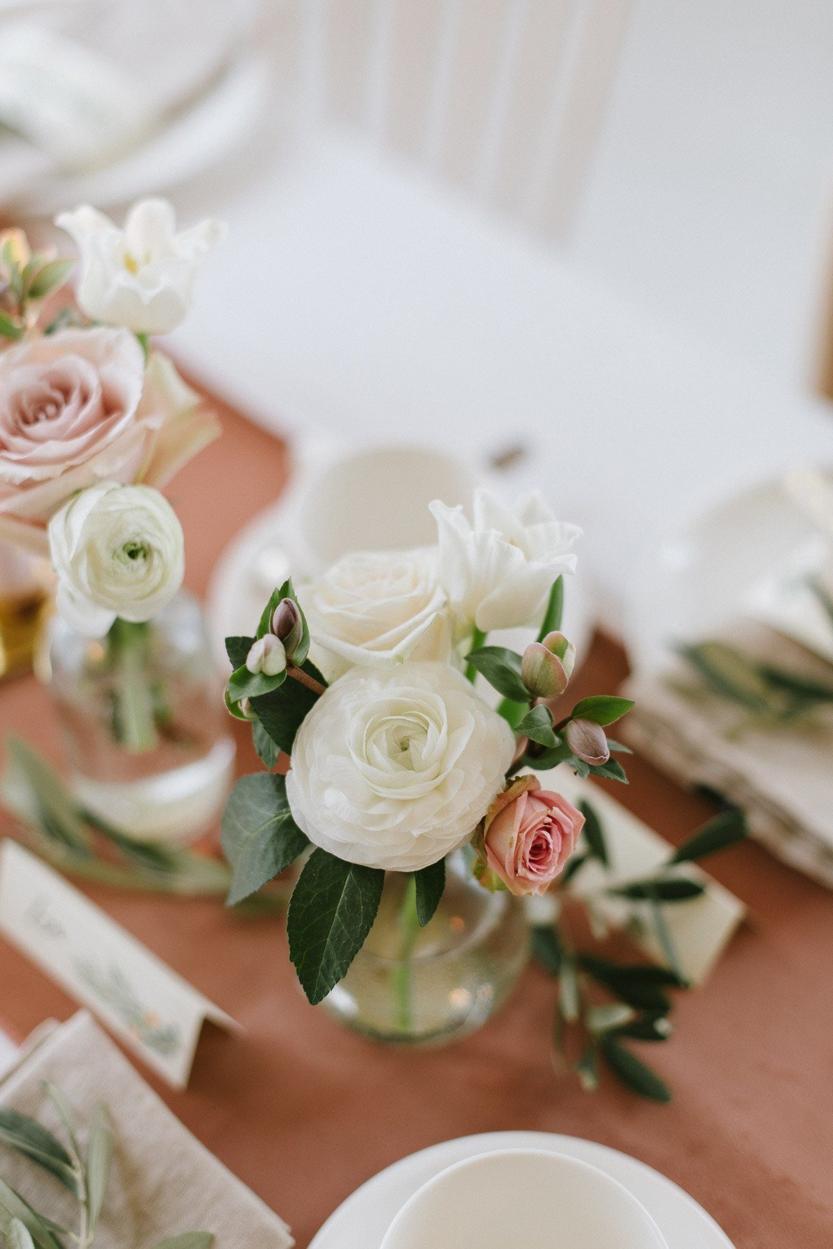 Zarte, florale Dekoration für eine Taufe oder Willkommensfeier