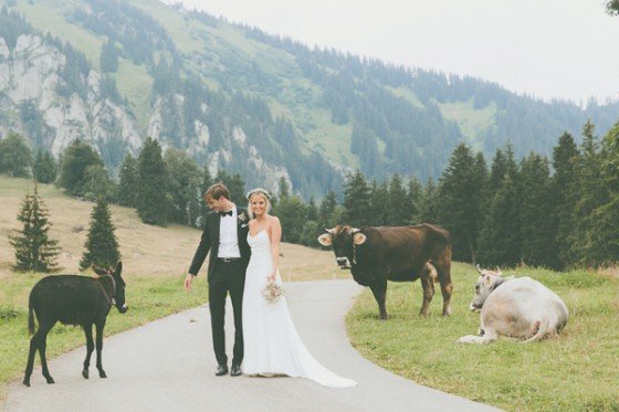 Blumen, Wiesen, die Berge und ein super süßes Paar von Lene Photography ...