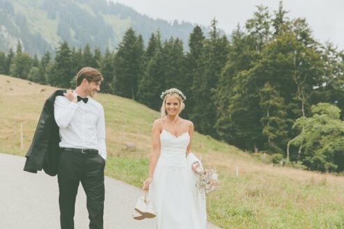 Blumen, Wiesen, die Berge und ein super süßes Paar von Lene Photography ...