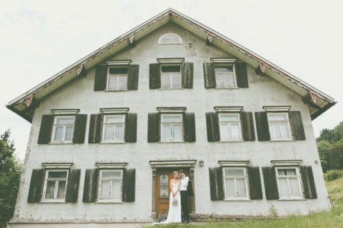 Blumen, Wiesen, die Berge und ein super süßes Paar von Lene Photography ...