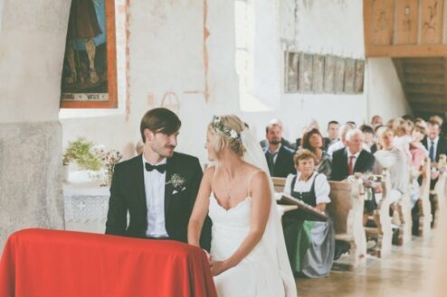 Blumen, Wiesen, die Berge und ein super süßes Paar von Lene Photography ...